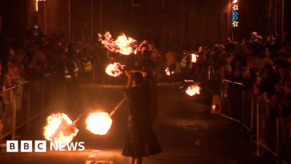 Fireballs welcome the new year in Stonehaven - BBC News
