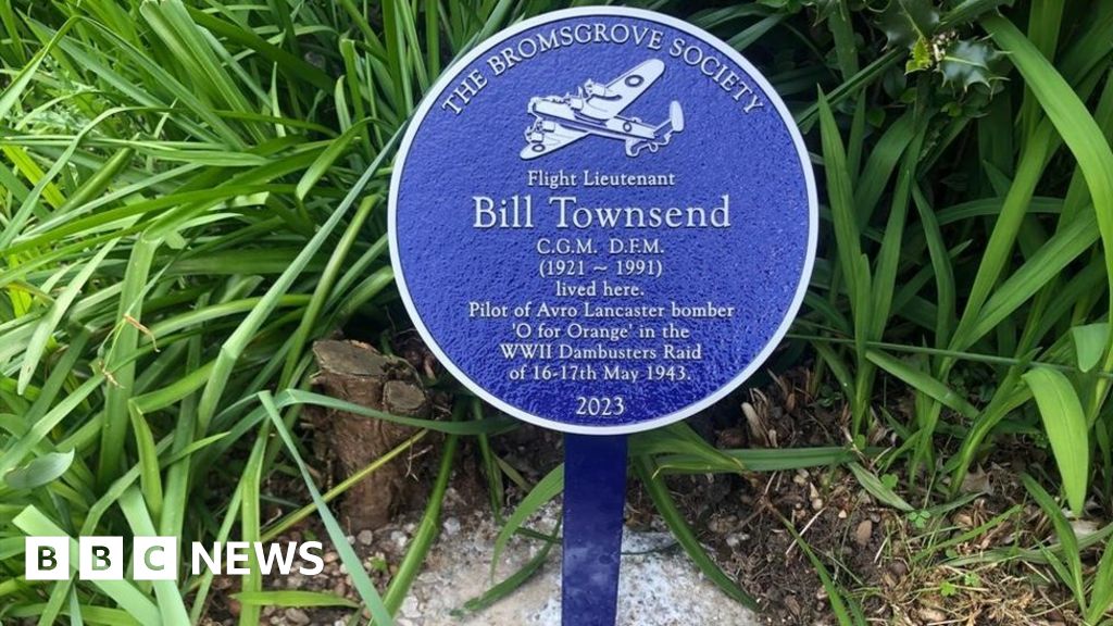 Dambusters pilot Bill Townsend honoured with blue plaque - BBC News