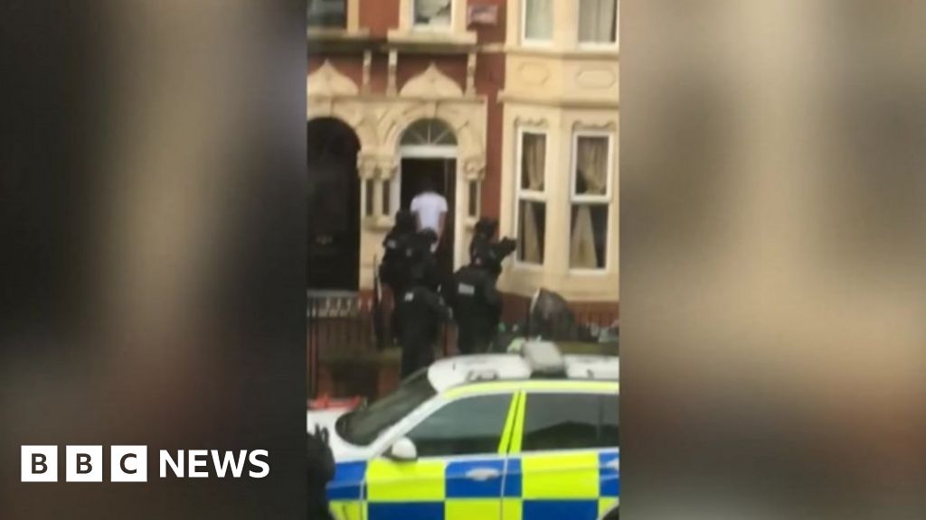 Armed police raid homes in Cardiff's Penylan and Roath - BBC News