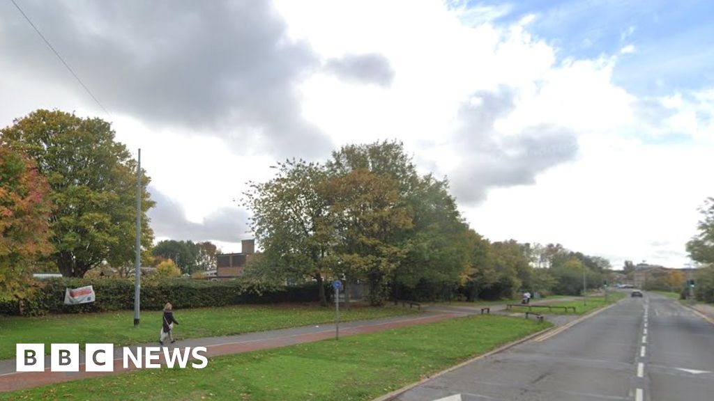 Child, four, seriously hurt after being hit by bus in Huntingdon - BBC News