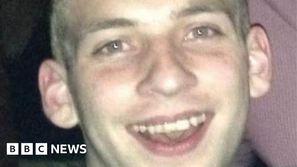 Stephen Port: Coroner connected serial killer victims before Met - BBC News