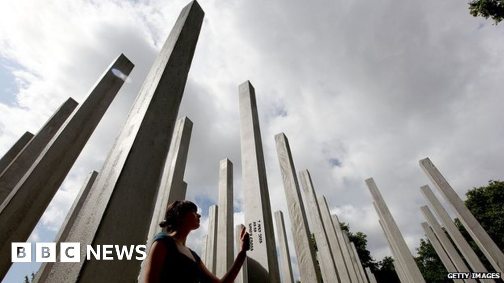 London 7/7 attacks: Minute's silence for 10th anniversary - BBC News