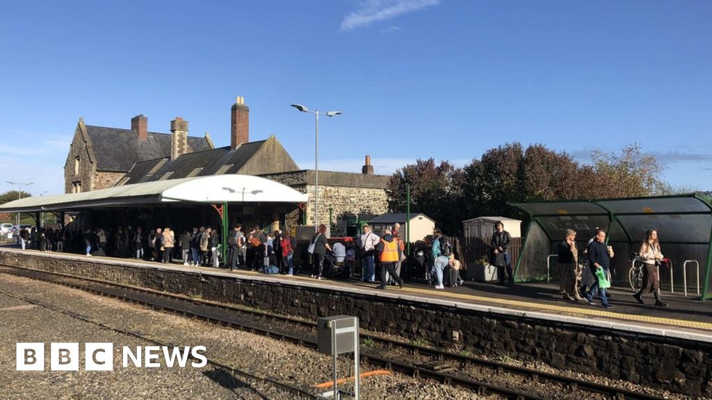 Devon's Tarka rail line breaks passenger records - BBC News