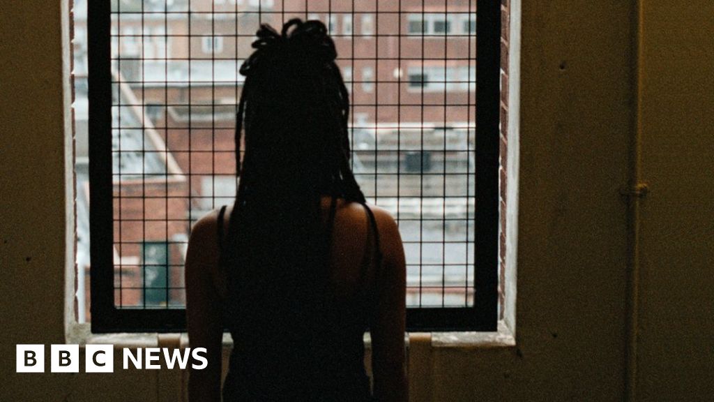 Welsh Music Prize: Rapper Deyah wins award in 'unique' year - BBC News