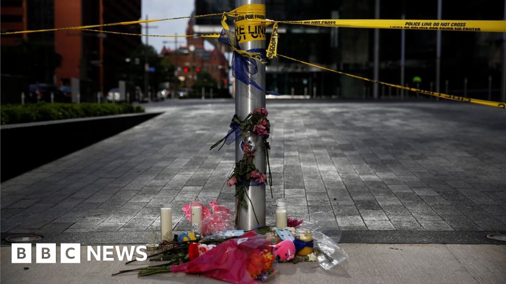 Dallas shooting: US 'not so divided' after deaths - Obama - BBC News