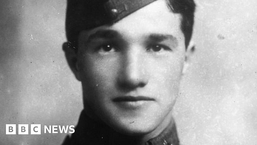 War hero Albert Ball: Relatives mark centenary of death - BBC News