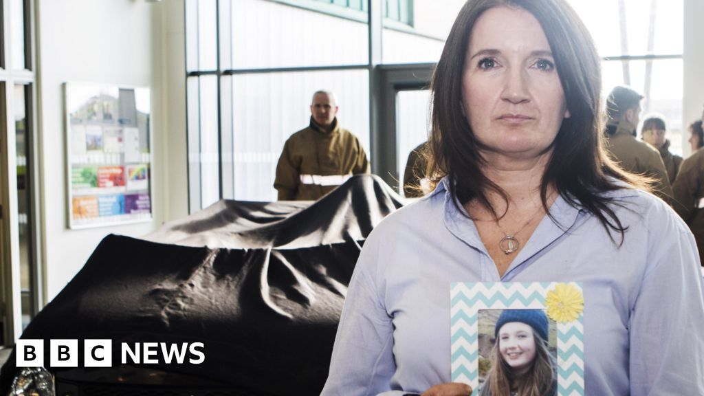 Mum of teenager who died in crash speaks at safety event - BBC News