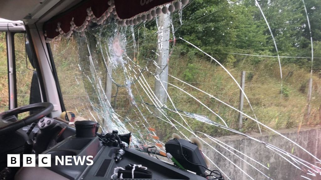 HGV driven from Calais to Essex with smashed windscreen - BBC News