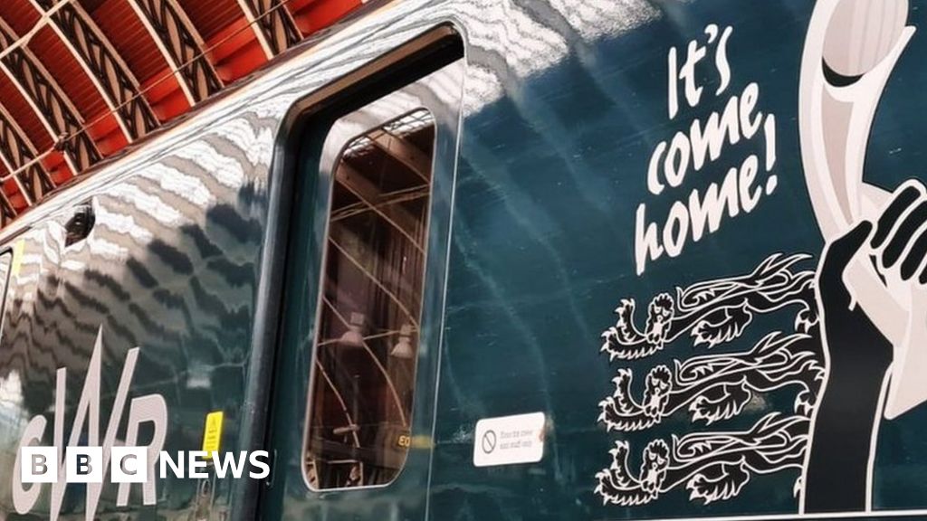 'Magnificent' Lionesses honoured with GWR train tribute - BBC News