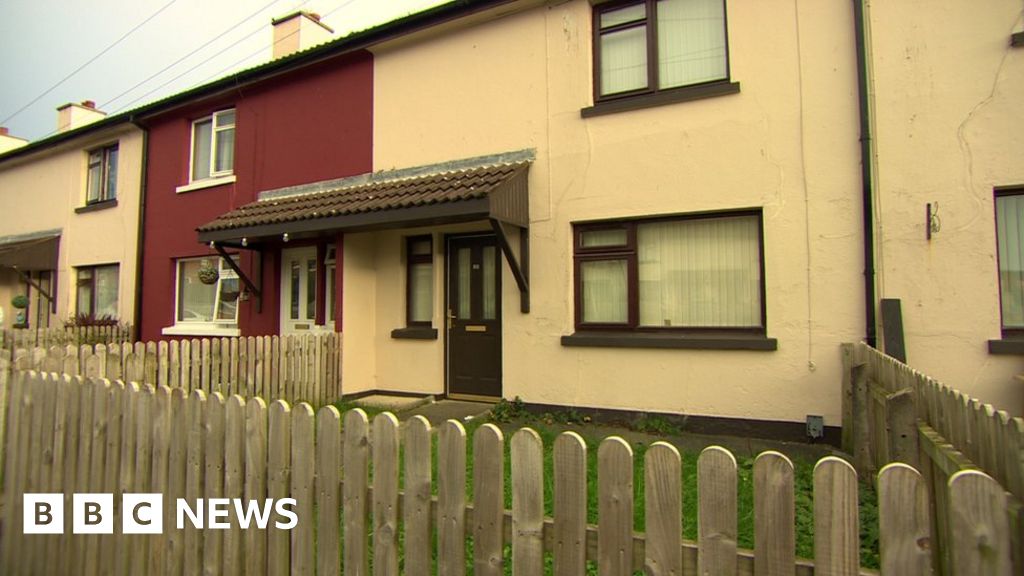 Dissident republicans blamed for Londonderry shooting - BBC News