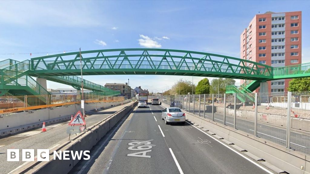 Hull: New footbridge over A63 to open - BBC News