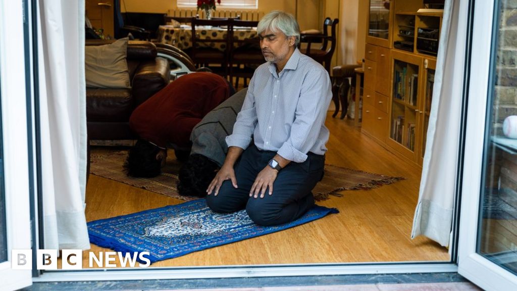 Coronavirus: Mosques told not to reopen despite government plan