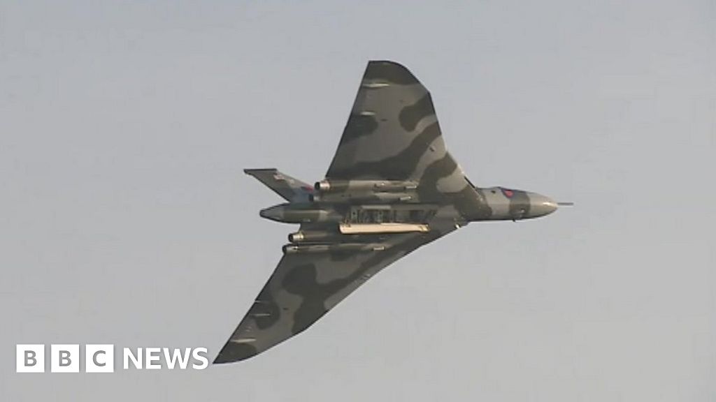 Vulcan's last public display flight at Bedfordshire air show - BBC News