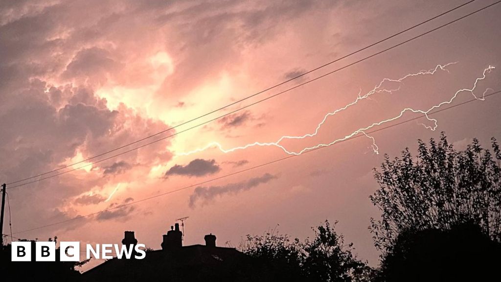 Silent lightning storm catches photographers' eyes - BBC News