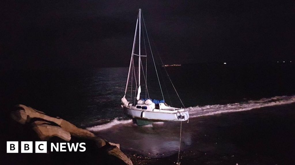 Night sea search after yacht washes up at Southbourne - BBC News