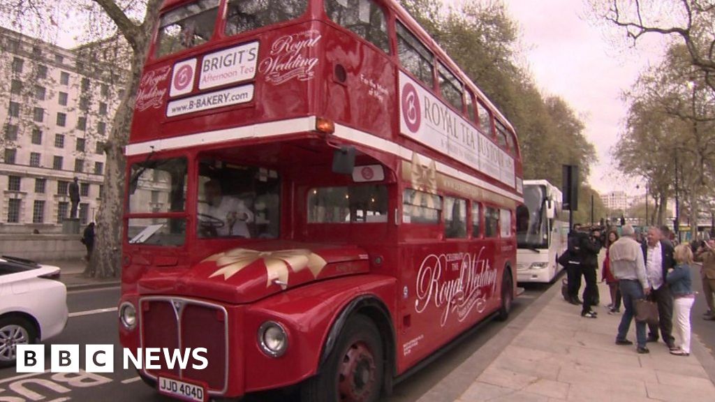 All aboard the royal wedding tour bus - BBC News