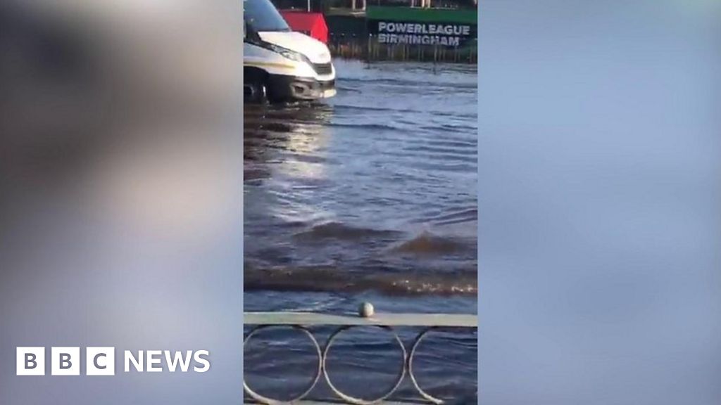 Vehicles driven through flood in Birmingham after water main bursts ...