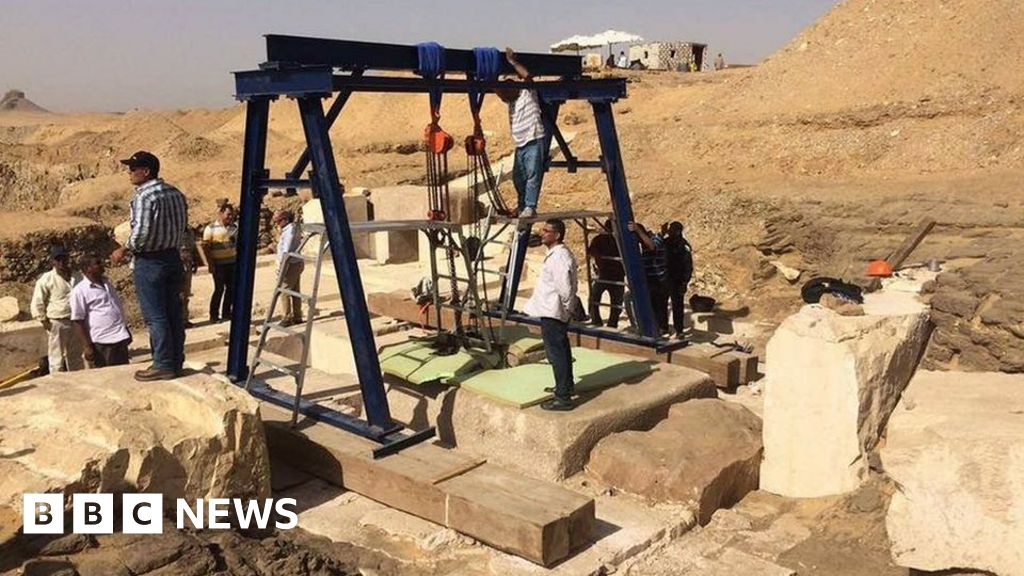 Egypt 'uncovers burial chamber of pharaoh's daughter' - BBC News