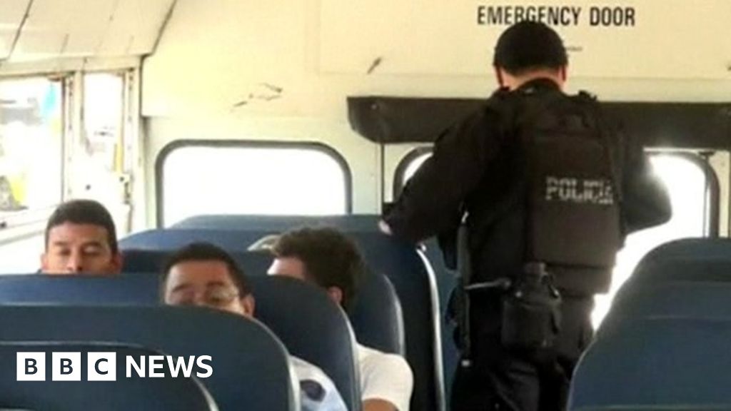 Security forces guard El Salvador buses after murders - BBC News