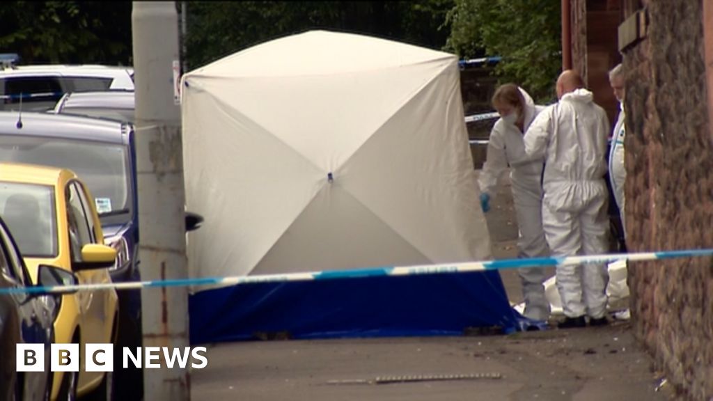 Man's body discovered in Rutherglen street - BBC News