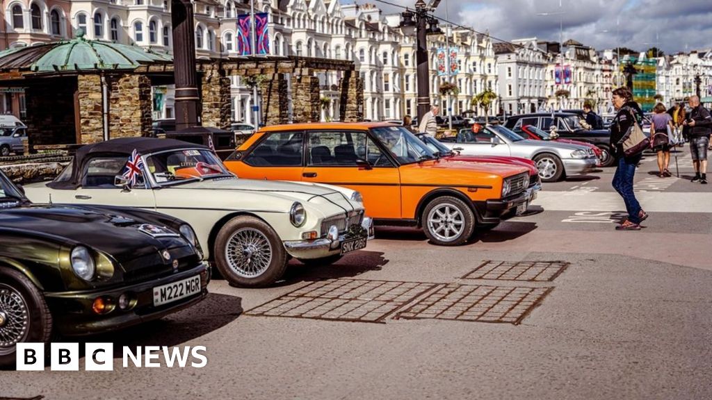 Hundreds of cars on show in Manx motoring extravaganza - BBC News