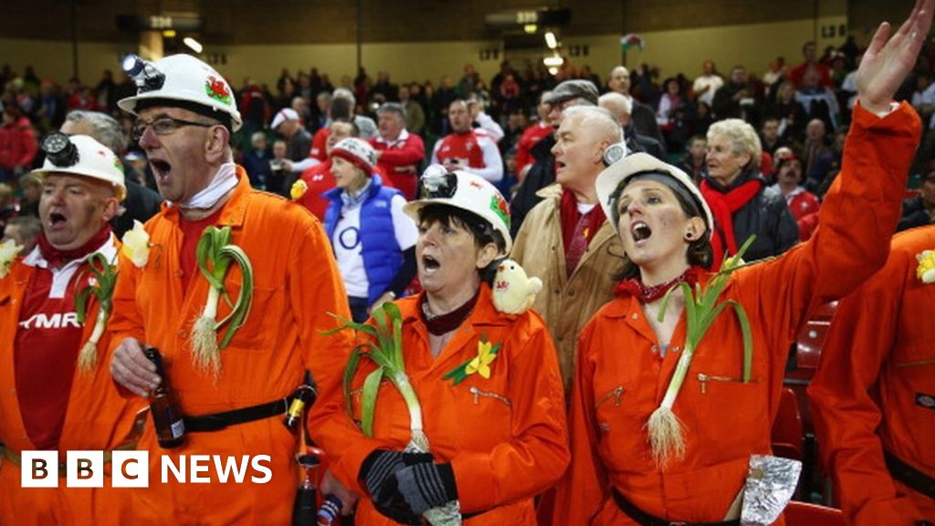 Spectre at the rugby feast and why the Welsh sing hymns - BBC News