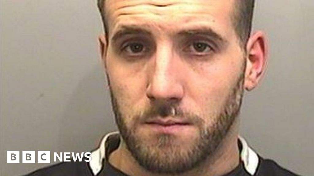 Cardiff murder probe: Police issue picture of wanted man - BBC News
