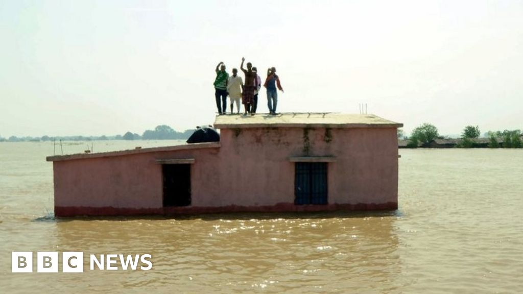 India Ganges floods 'break previous records' - BBC News