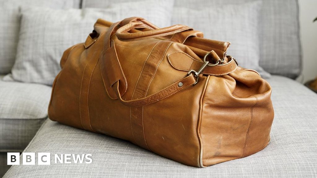 What do mums-to-be put in their maternity bags? - BBC News