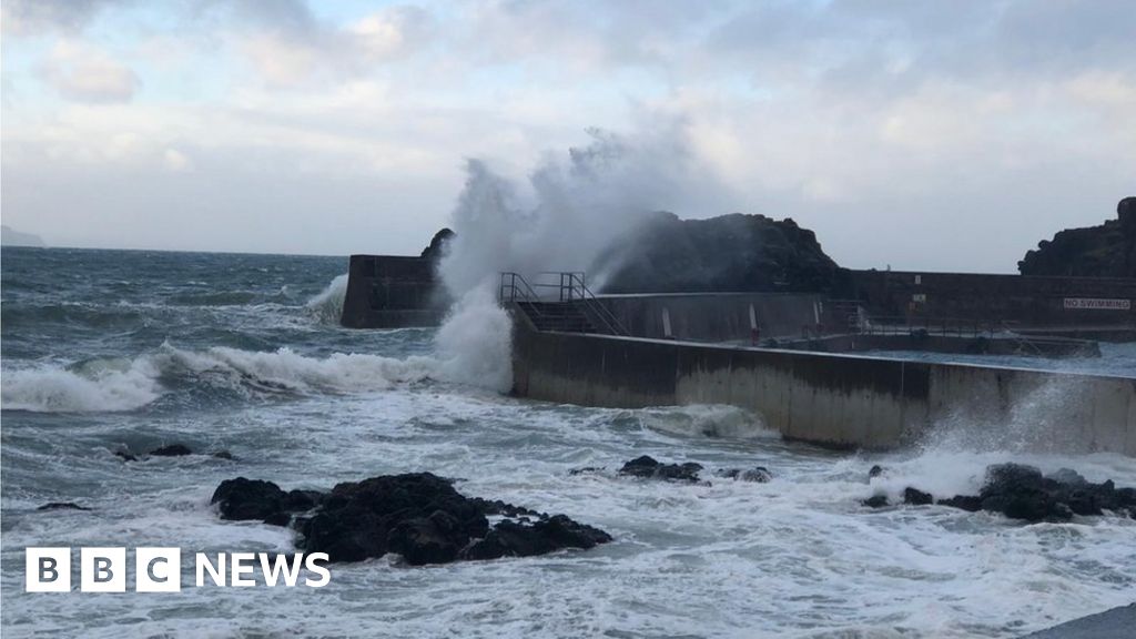 Storm Aiden: Halloween weather warning in Northern Ireland - BBC News