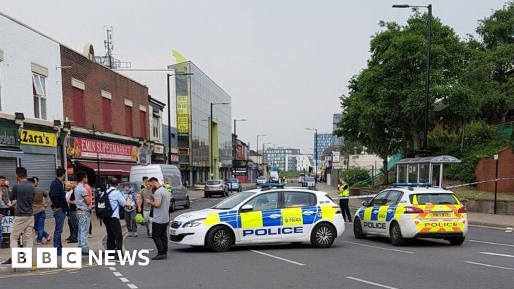 Man 'shot' in fight between two groups in Sheffield - BBC News