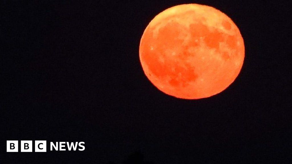 Strawberry Moon rises over Yorkshire and Lincolnshire - BBC News