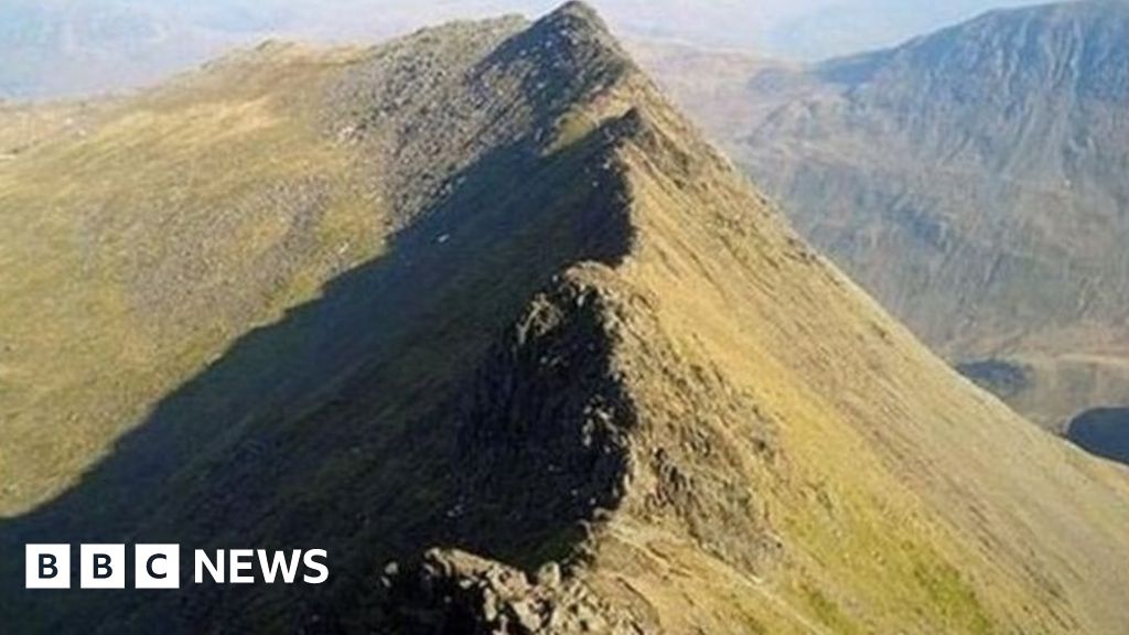 Man survives 500ft Helvellyn fall - BBC News