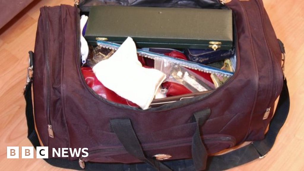 Accused man in Hatton Garden heist admits leaving UK - BBC News