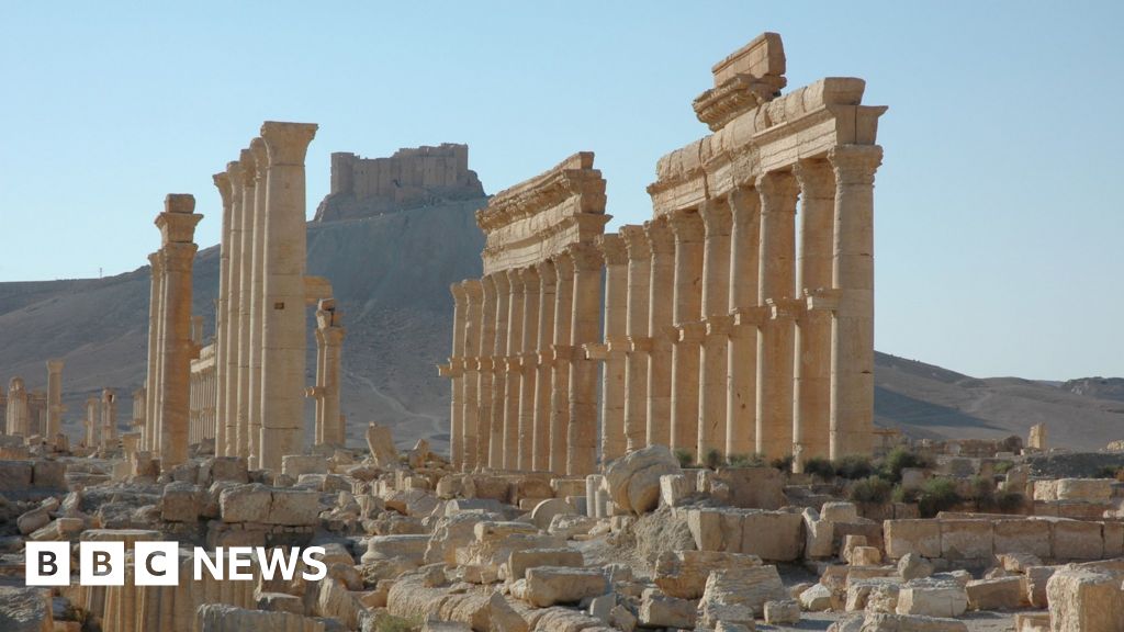 IS 'blows up Palmyra columns to kill three captives' - BBC News