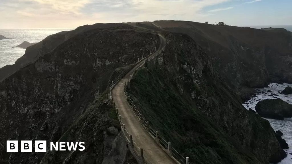 Sark's fire service looking for volunteers to join team - BBC News
