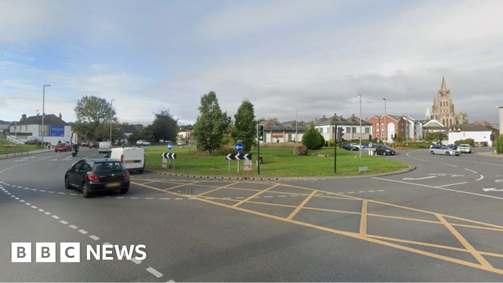 Man arrested after three-vehicle collision in Truro - BBC News