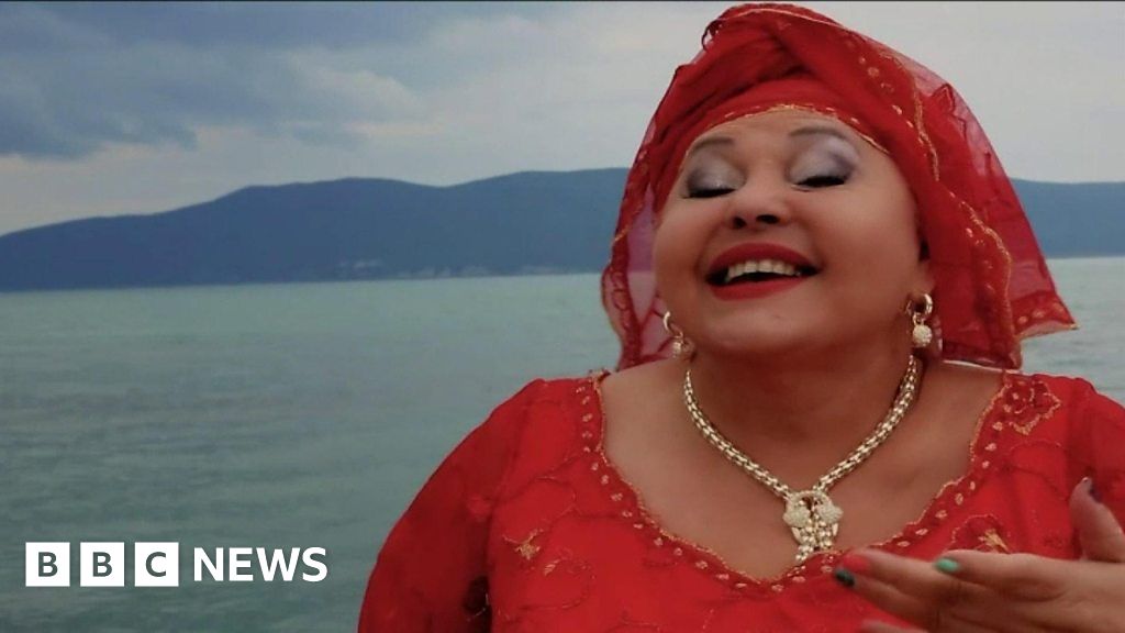 Esma Redzepova: Archive footage of Macedonia's 'Romany music queen ...