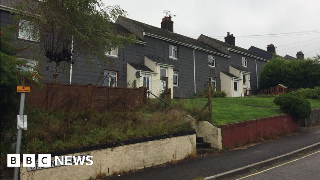 'Concrete cancer' causes home evacuations in Cornwall - BBC News