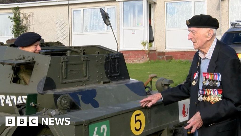 Manx Desert Rat reunited with Daimler Dingo in birthday surprise - BBC News