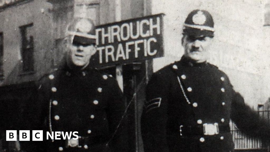 Gwent Police in the past: Hard hats and horses - BBC News