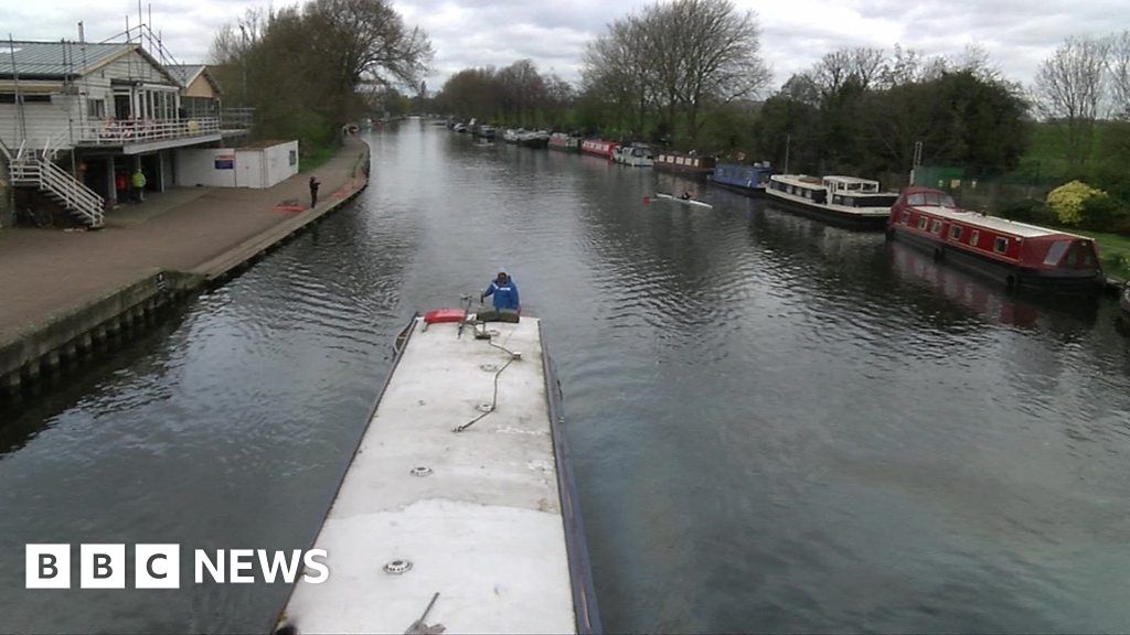 Concern over congestion on London's waterways - BBC News