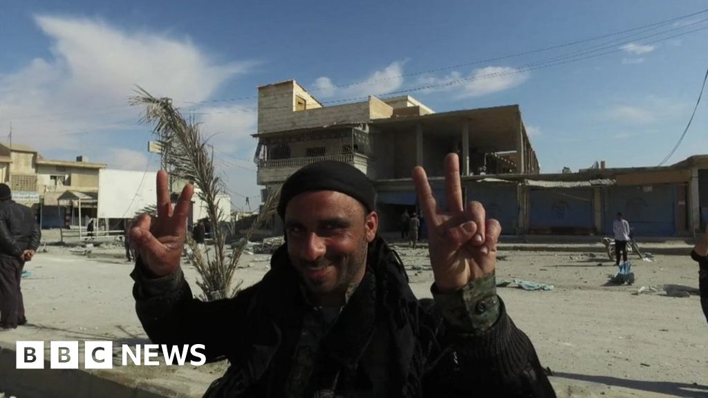 Refugees in Kurdish Iraq return to Syria - BBC News