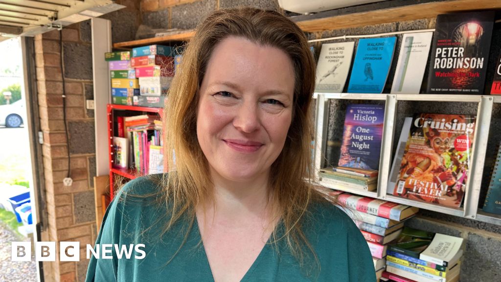 Oakham book lover turns garage into community library - BBC News