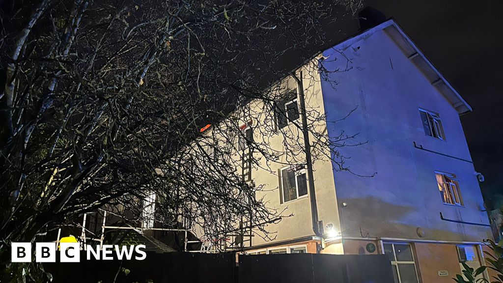 Four rescued from fire at Hull homeless hostel - BBC News