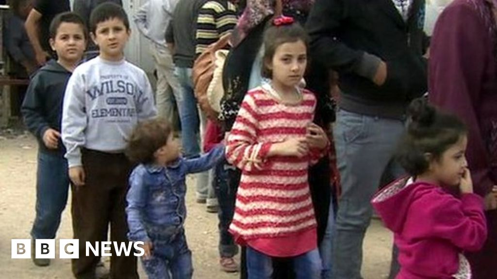 Desperate refugees return to Syria from Jordan - BBC News