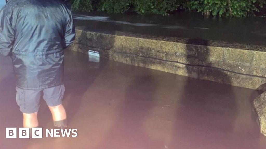 Flash floods: Disruption amid heavy rain in parts of Hampshire - BBC News
