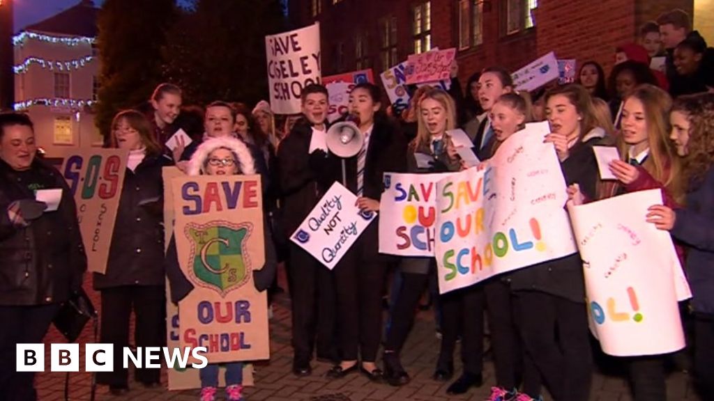 Coseley school closure plan put to public - BBC News
