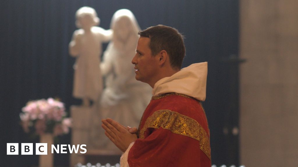Former Manchester United footballer ordained as priest - BBC News