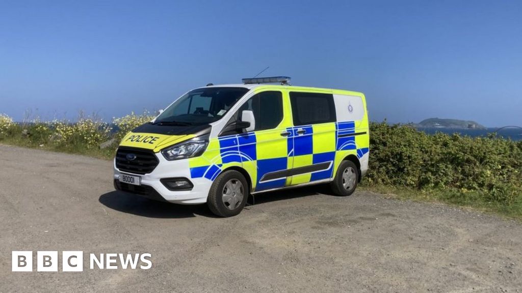 Guernsey Police go on inappropriate behaviour course - BBC News
